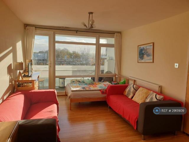 Farnborough House, London, SW15 2 bed flat to rent £1,144 pcm £264 pw