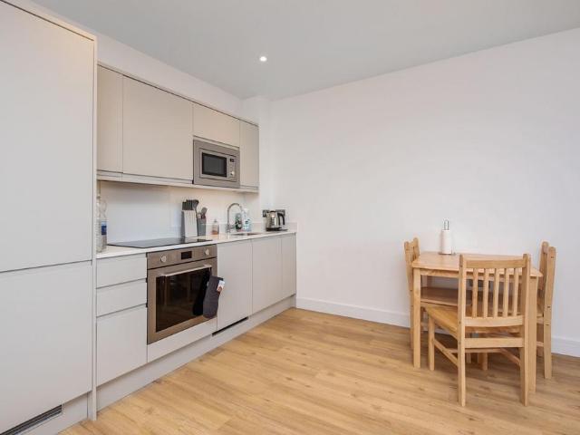 Farnborough Road, Farnborough, GU14 1 bed apartment to rent £1,495 pcm £345 pw