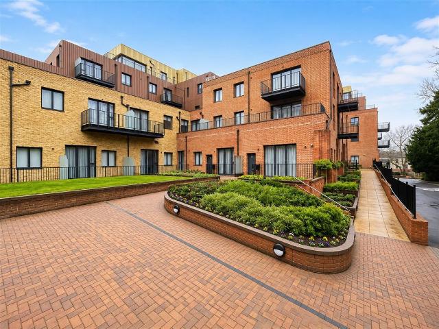 Farnborough Road, Farnborough GU14, 1 bed flat to rent, £1,350 pcm | PrimeLocation