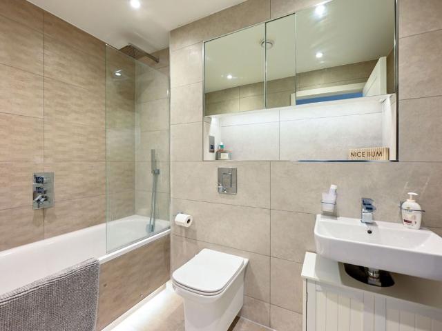 Farnborough Road, Farnborough GU14, 1 bed flat to rent, £1,350 pcm | PrimeLocation
