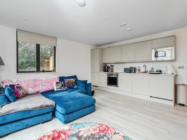 Farnborough Road, Farnborough, GU14 2 bed apartment to rent £1,600 pcm £369 pw