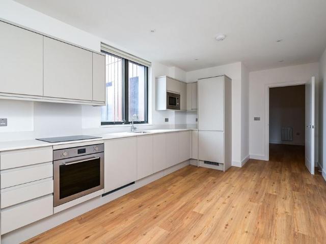 Farnborough Road, Farnborough, GU14 2 bed apartment to rent £1,625 pcm £375 pw