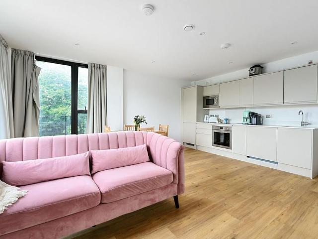 Farnborough Road, Farnborough, GU14 2 bed apartment to rent £1,650 pcm £381 pw