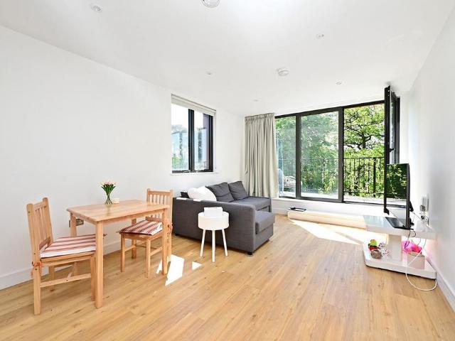 Farnborough Road, Farnborough, GU14 2 bed apartment to rent £1,650 pcm £381 pw