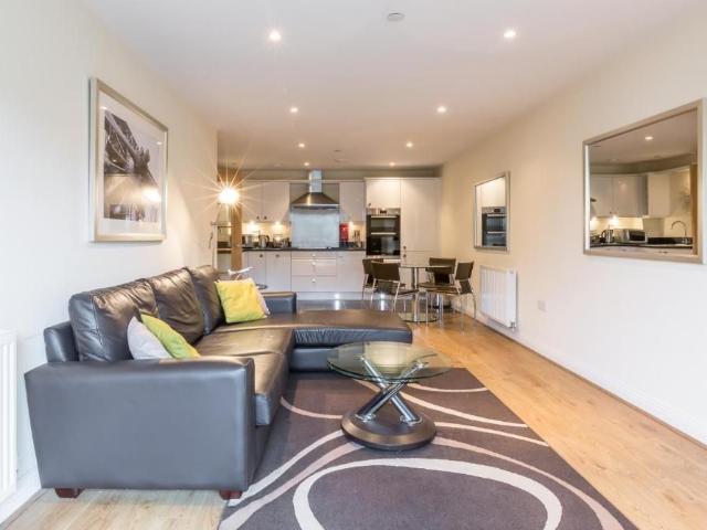 Farnborough Road, Farnborough GU14, 2 bed flat to rent, £1,500 pcm | PrimeLocation