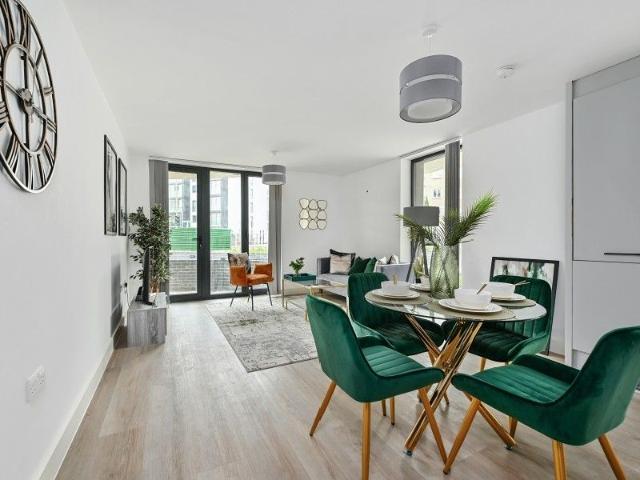 Farnborough Road, Farnborough GU14, 2 bed flat to rent, £1,600 pcm | PrimeLocation