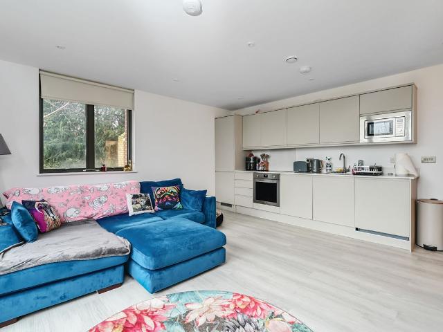 Farnborough Road, Farnborough GU14, 2 bed flat to rent, £1,600 pcm | PrimeLocation