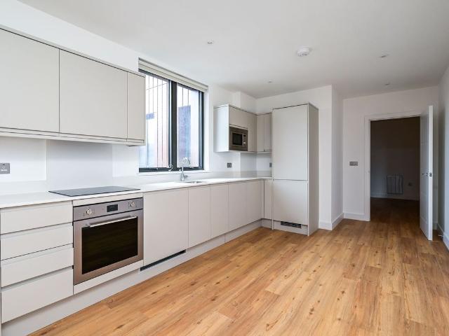 Farnborough Road, Farnborough GU14, 2 bed flat to rent, £1,625 pcm | PrimeLocation