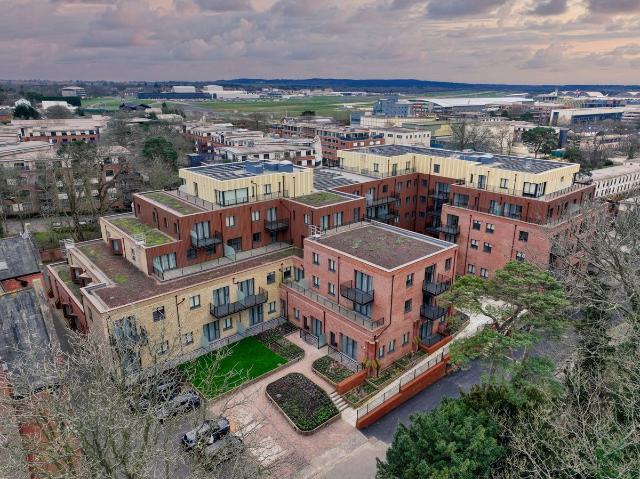 Farnborough Road, Farnborough GU14, 2 bed flat to rent, £1,700 pcm | PrimeLocation