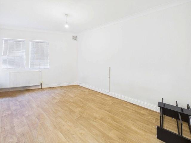 Farnborough Road, Farnborough GU14, 4 bed flat to rent, £1,750 pcm | PrimeLocation