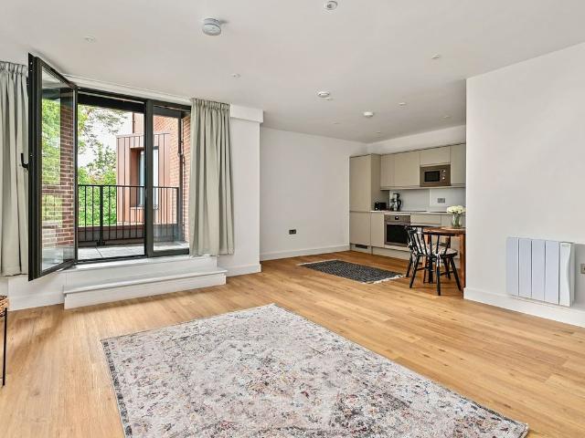 Farnborough Road, Farnborough GU14, Studio to rent, £1,200 pcm | PrimeLocation