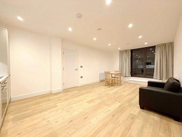 Farnborough Road, Farnborough, Hampshire GU14, 1 bed flat to rent, £1,450 pcm | PrimeLocation