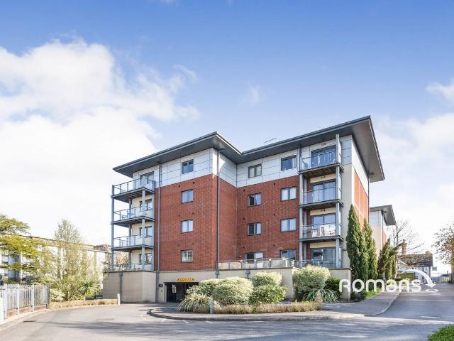Farnborough Road, Farnborough, Hampshire GU14, 2 bed flat to rent, £1,500 pcm | PrimeLocation