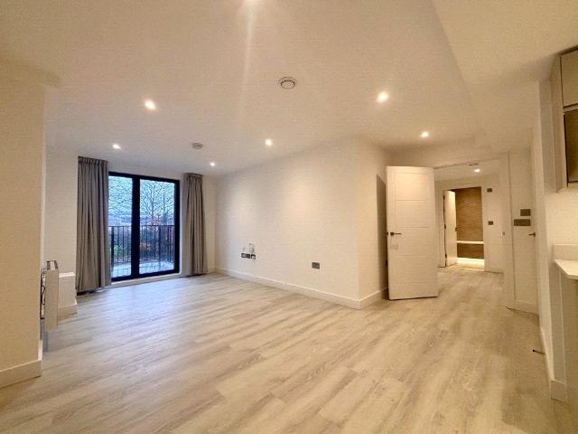 Farnborough Road, Farnborough, Hampshire GU14, 2 bed flat to rent, £1,700 pcm | PrimeLocation
