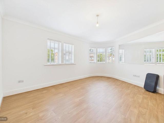 Farnborough Road, Farnborough, Hampshire GU14, 4 bed flat to rent, £1,750 pcm | PrimeLocation