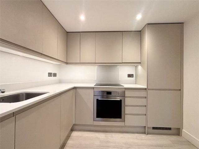 Farnborough Road, Farnborough, Surrey GU14, 1 bed flat to rent, £1,400 pcm | PrimeLocation