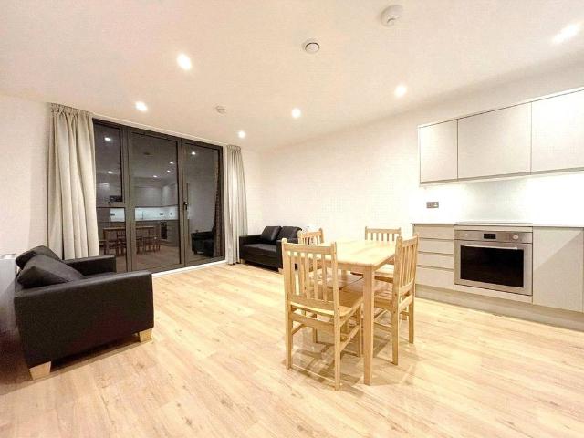 Farnborough Road, Farnborough, Surrey, GU14