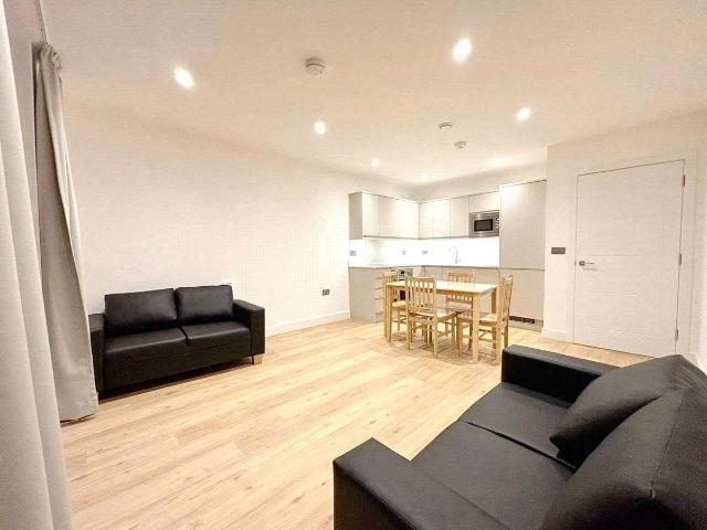 Farnborough Road, Farnborough, Surrey GU14, 2 bed flat to rent, £1,650 pcm | PrimeLocation