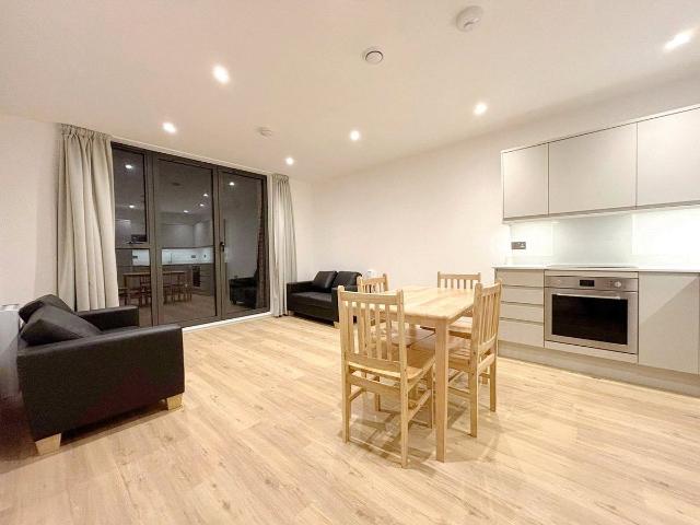 Farnborough Road, Farnborough, Surrey GU14, 2 bed flat to rent, £1,700 pcm | PrimeLocation