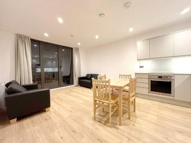 Farnborough Road, Farnborough, Surrey, GU14