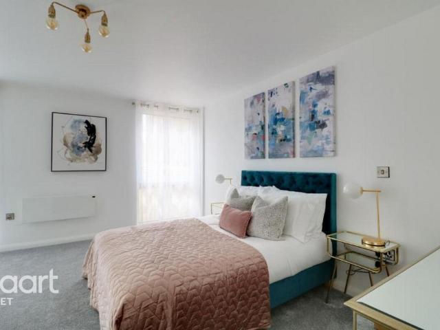 Farnborough Road, Farnborough 2 bed apartment to rent £1,550 pcm £358 pw