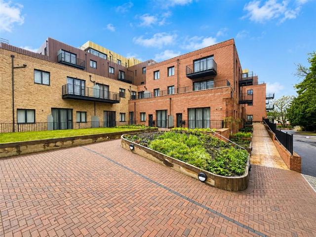 Farnborough Road, Hampshire GU14 1 bed apartment to rent £1,350 pcm £312 pw