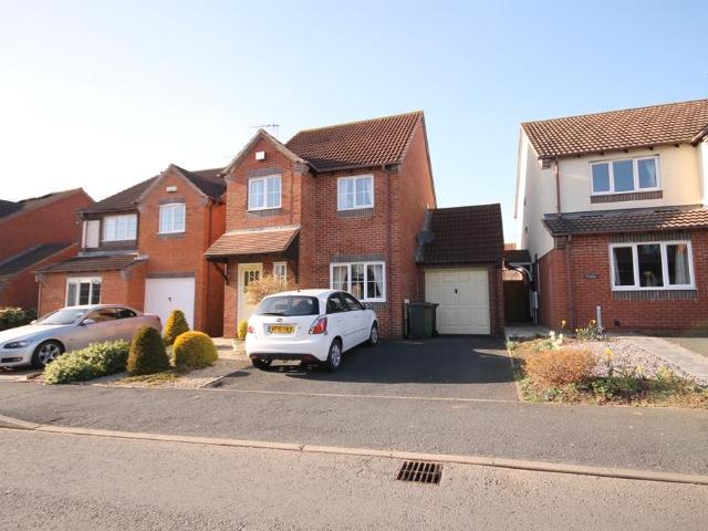 Farne Avenue, WR5 3 bed detached house to rent £1,325 pcm £306 pw