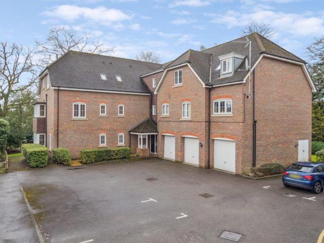 Farnham Common First Floor 2 Bedroom. 2 bed apartment to rent £1,495 pcm £345 pw