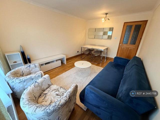 Farnham Gardens, London, SW20 2 bed flat to rent £2,100 pcm £485 pw