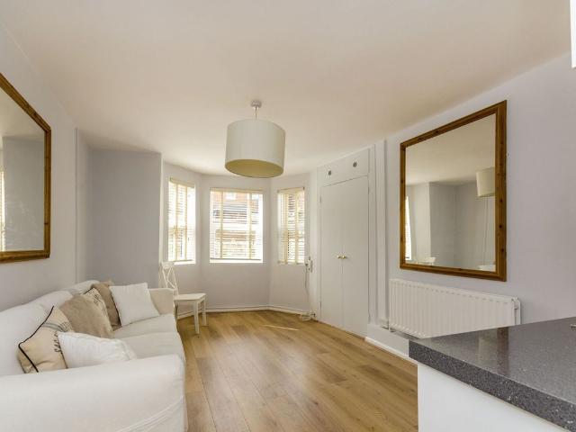 Farnham Road, Guildford GU2, 1 bed flat to rent, £1,400 pcm | PrimeLocation