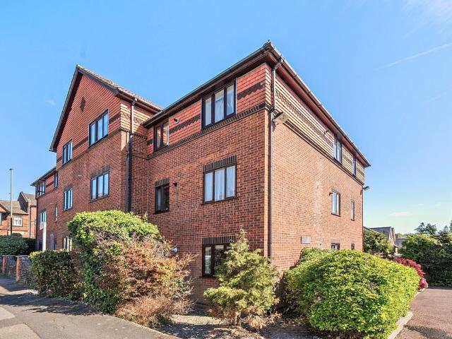 Farnham Road, Guildford, Surrey GU2, 1 bed flat to rent, £1,295 pcm | PrimeLocation