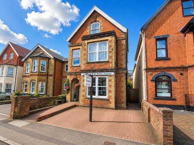 Farnham Road, Guildford, Surrey, GU2 2 bed apartment to rent £1,695 pcm £391 pw