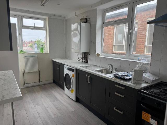 Farnham Road, Slough, Berkshire, SL1 3AW 2 bed flat to rent £1,600 pcm £369 pw