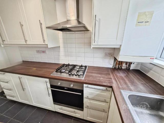 Farnham Road, Slough, Berkshire, SL1 2 bed flat to rent £1,600 pcm £369 pw