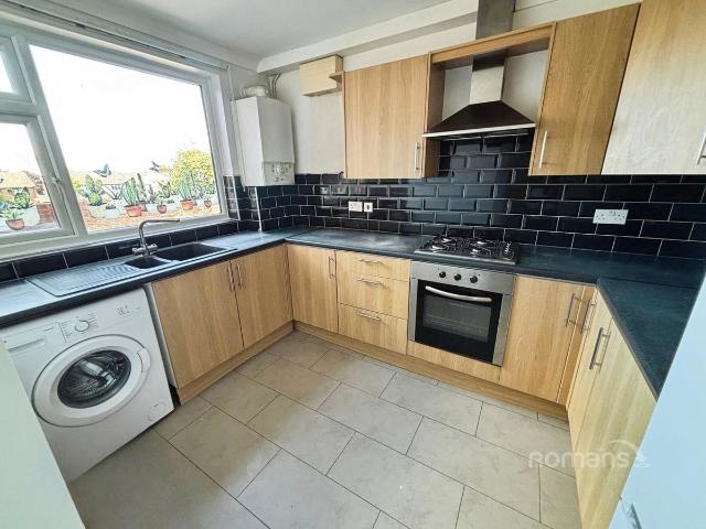 Farnham Road, Slough, Berkshire SL1, 4 bed flat to rent, £1,700 pcm | PrimeLocation