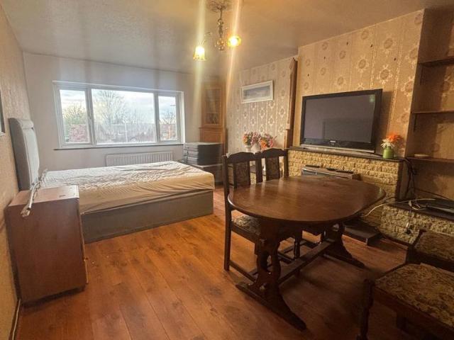 Farnham Road, Slough, Berkshire, SL2 2 bed flat to rent £1,750 pcm £404 pw