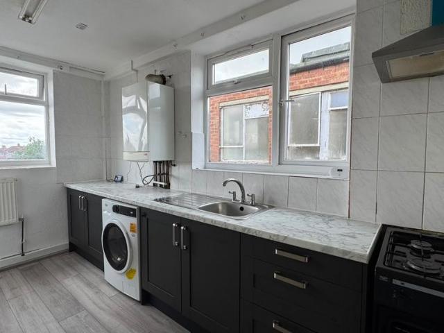 Farnham Road, Slough, SL1 4XE 2 bed flat to rent £1,595 pcm £368 pw