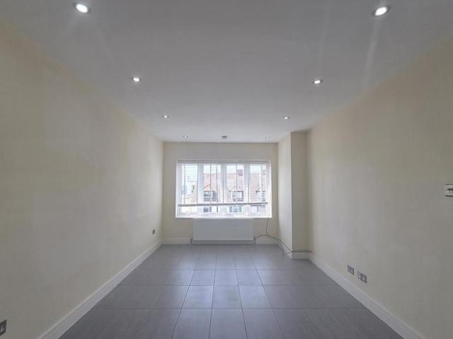 Farnham Road, Slough, SL2 2 bed flat to rent £1,650 pcm £381 pw