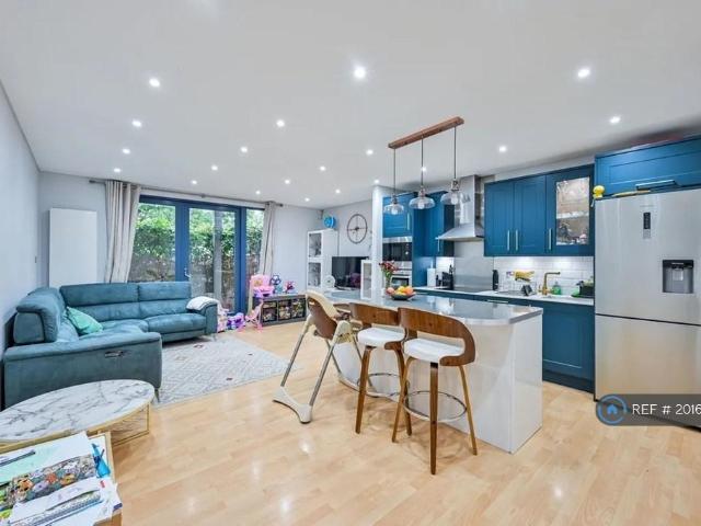 Farnsworth Court, London, SE10 2 bed flat to rent £2,450 pcm £565 pw