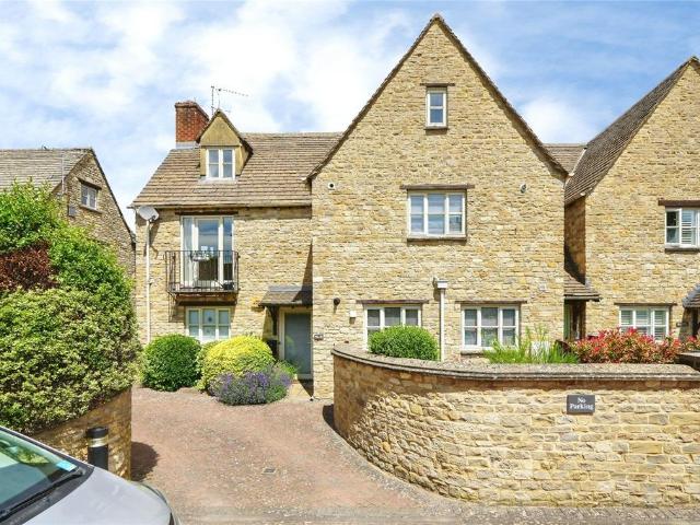 Farriers Court, OX28 3 bed flat to rent £1,850 pcm £427 pw