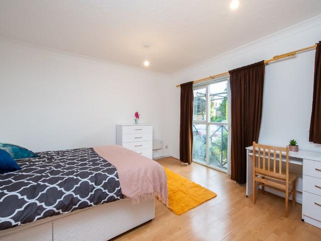 Farrow Lane, London SE14, Room to rent, £1,100 pcm | PrimeLocation