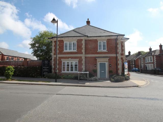 Farrs Avenue, Wimborne BH21 3 bed semi detached house to rent £1,950 pcm £450 pw