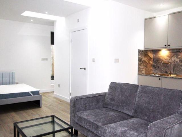 Fashion Street, London Studio to rent £1,850 pcm £427 pw