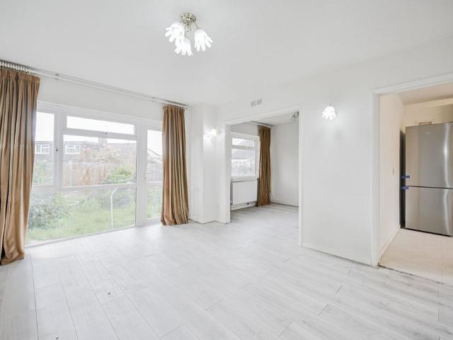 Faversham Avenue, Chingford. 3 bed semi detached house to rent £2,400 pcm £554 pw