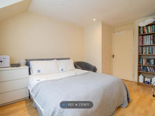 Fawcett Close, London SW11, Room to rent, £850 pcm | PrimeLocation