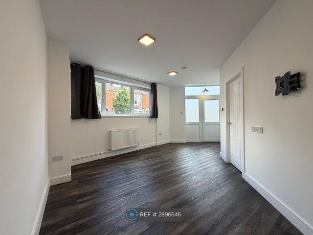 Fawcett Road, Southsea PO4, 1 bed flat to rent, £1,100 pcm | PrimeLocation