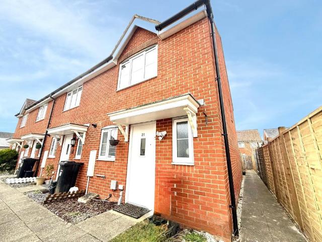 Fawn Drive, Three Mile Cross. 2 bed end of terrace house to rent £1,550 pcm £358 pw