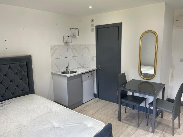 Fawns Manor Road, Feltham TW14 Studio to rent £3,683 pcm £850 pw
