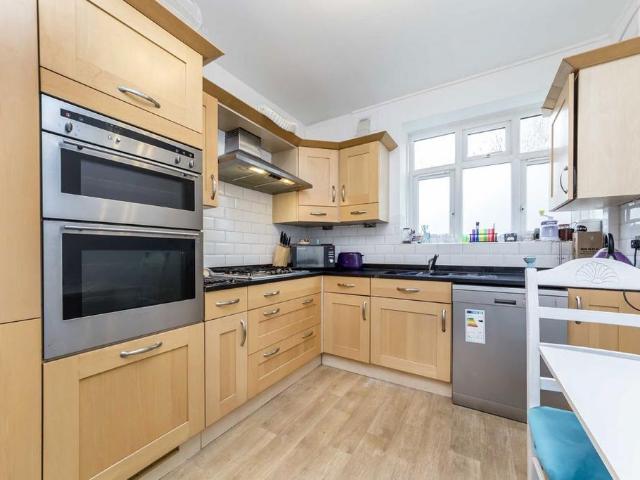 Fayland Avenue, London SW16 3 bed flat to rent £2,200 pcm £508 pw