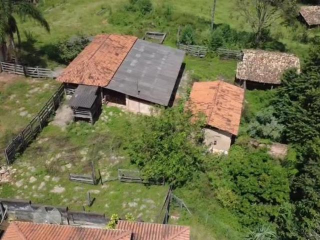 Fazenda com casa centenária